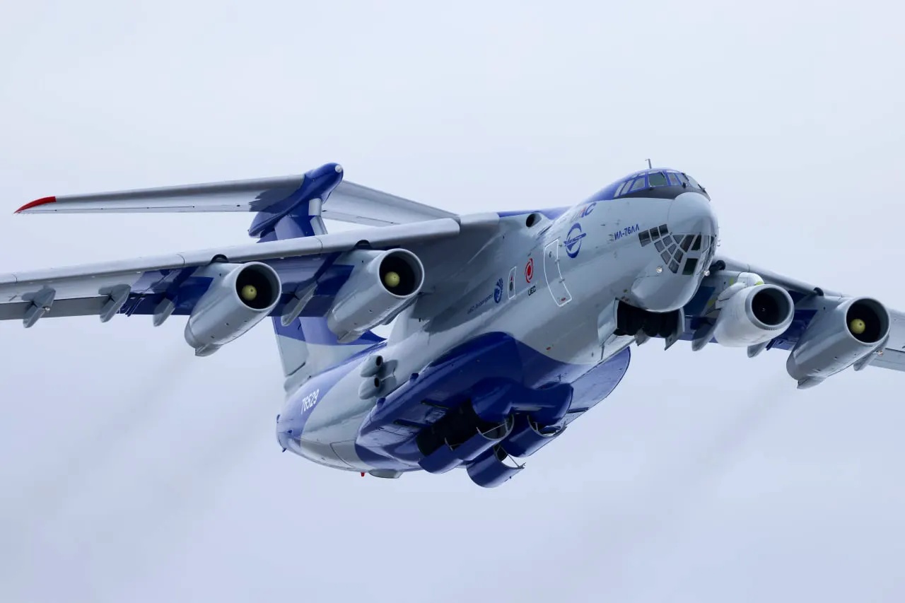 IMAGENS: Ilyushin Il-76 decola com novo motor para o Superjet 100 New ...
