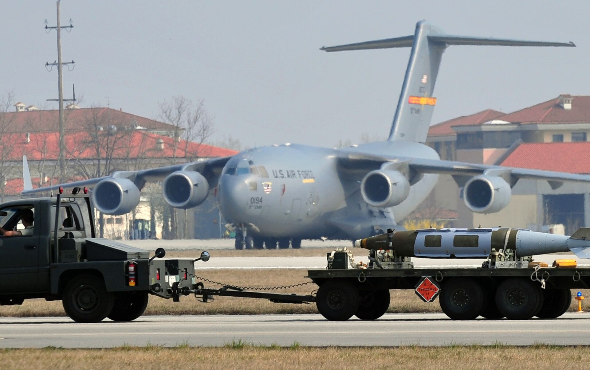 Aeronave C-17A da Força Aérea dos EUA é autorizada a transportar a ...
