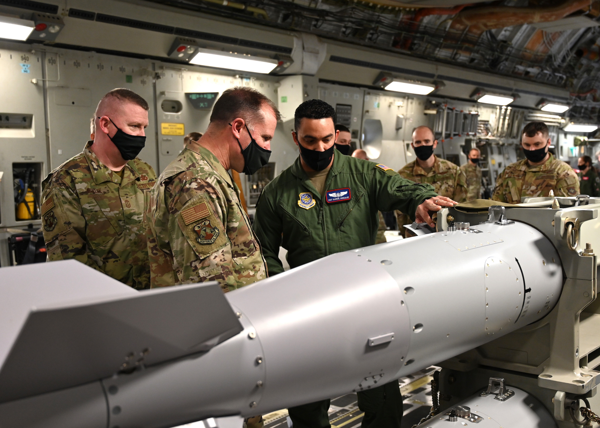 Aeronave C-17A da Força Aérea dos EUA é autorizada a transportar a ...