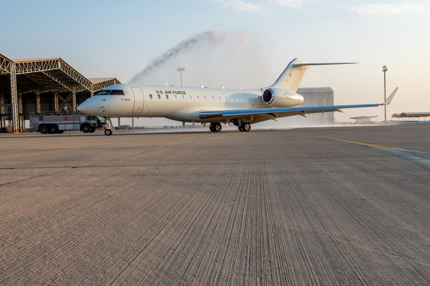 Primeiro dos novos aviões E-11A BACN da USAF chega à Arábia Saudita ...