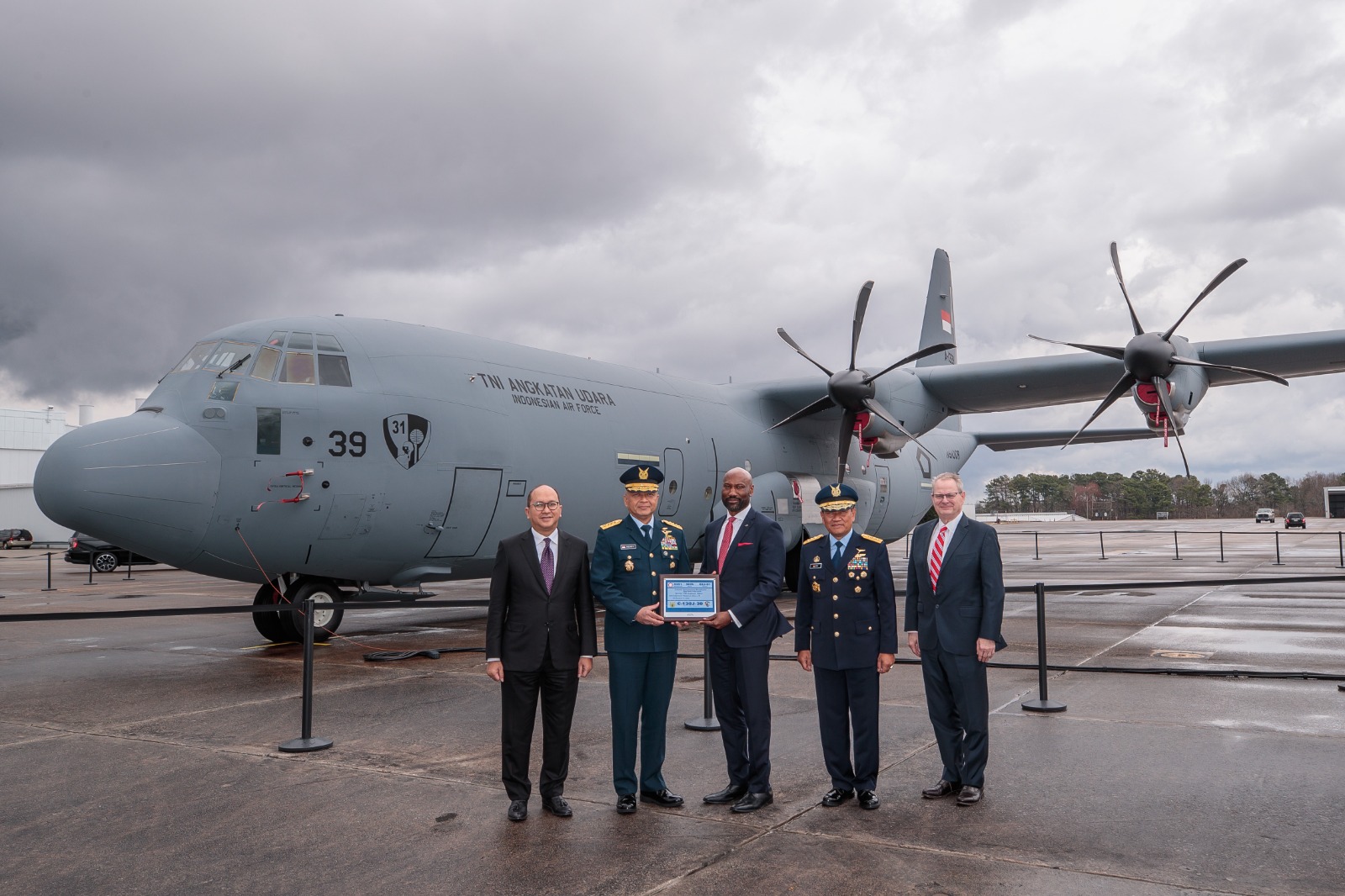 Indonésia recebe o primeiro dos novos aviões C-130J Super Hercules ...