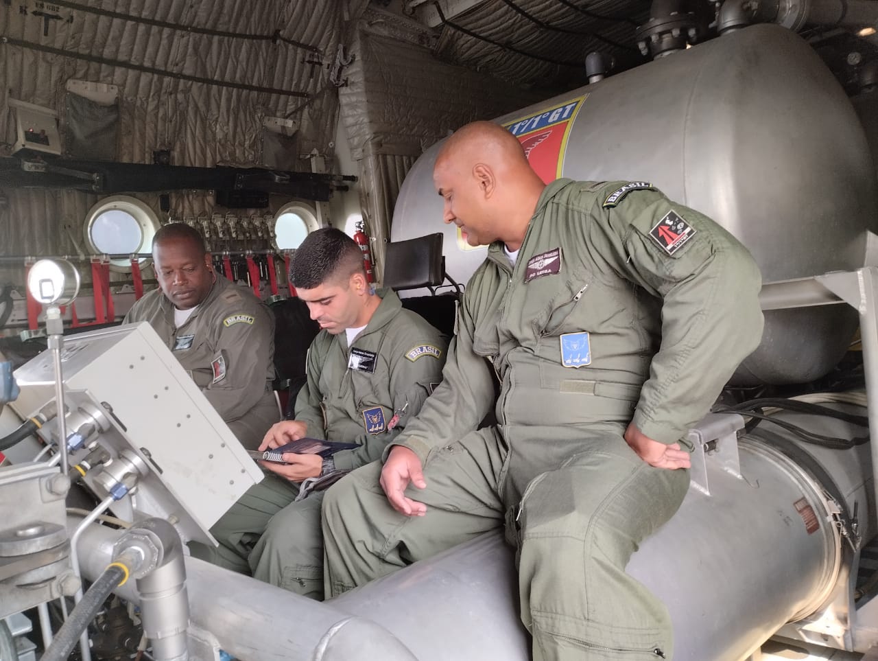 VÍDEOS: C-130 Hércules da FAB realiza primeira missão de combate aos ...
