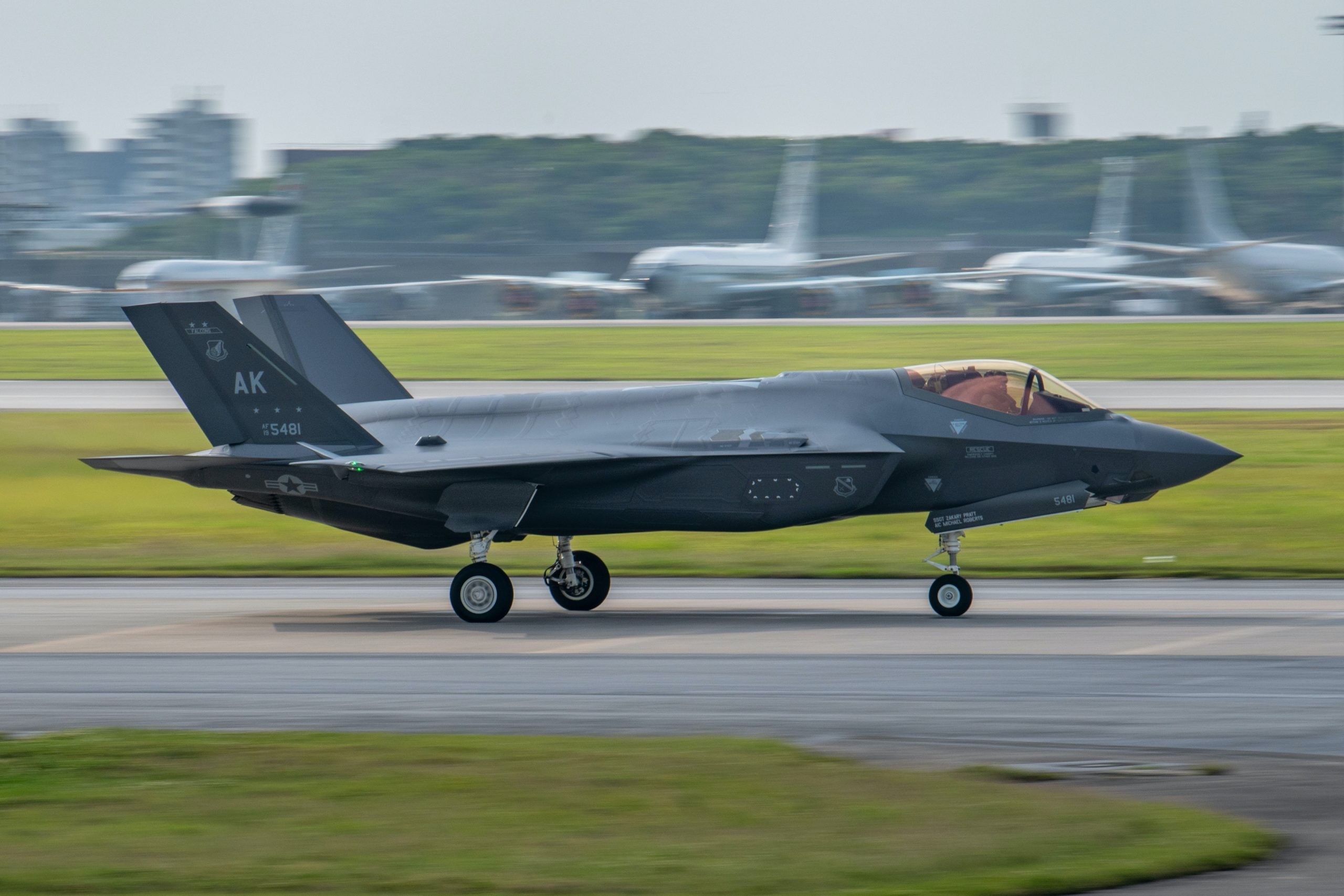 F-35s da USAF chegam a Base Aérea de Kadena para manter a presença ...