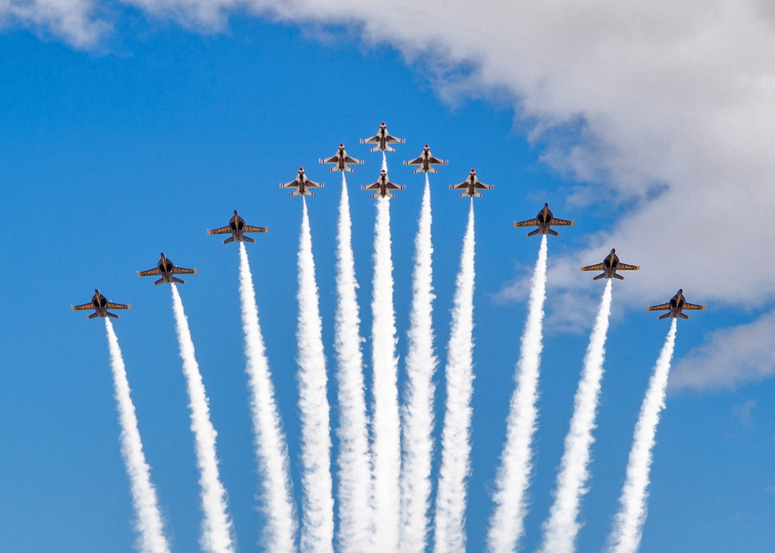IMAGENS: Thunderbirds e Blue Angels voltam a realizar a formação ‘Super ...