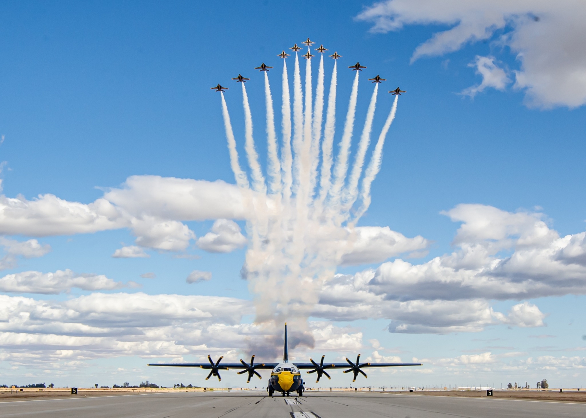 IMAGENS: Thunderbirds e Blue Angels voltam a realizar a formação ‘Super ...