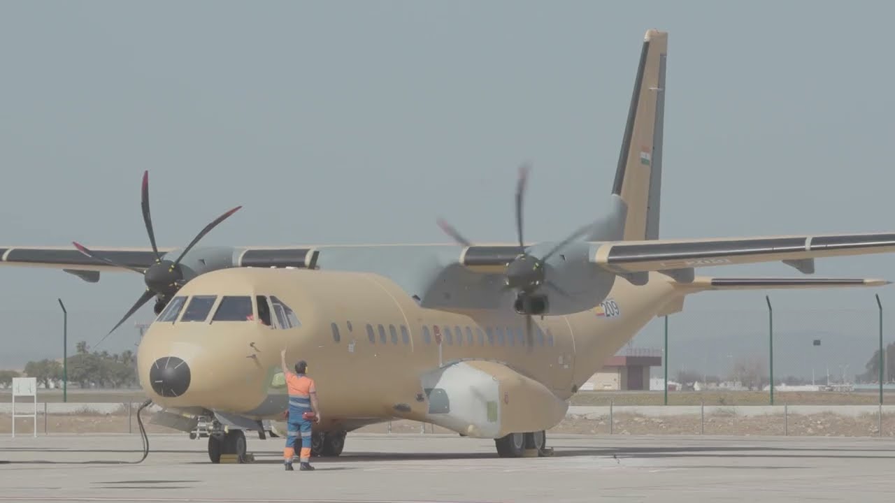 VÍDEO: Roll out e acionamento do motor do primeiro C295 da Força Aérea ...