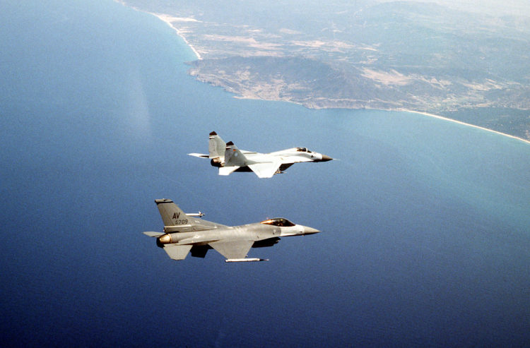 Pilotos de caças F-16 da USAF explicam como é um dogfight contra o MiG ...