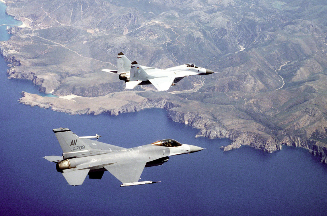 Pilotos de caças F-16 da USAF explicam como é um dogfight contra o MiG ...