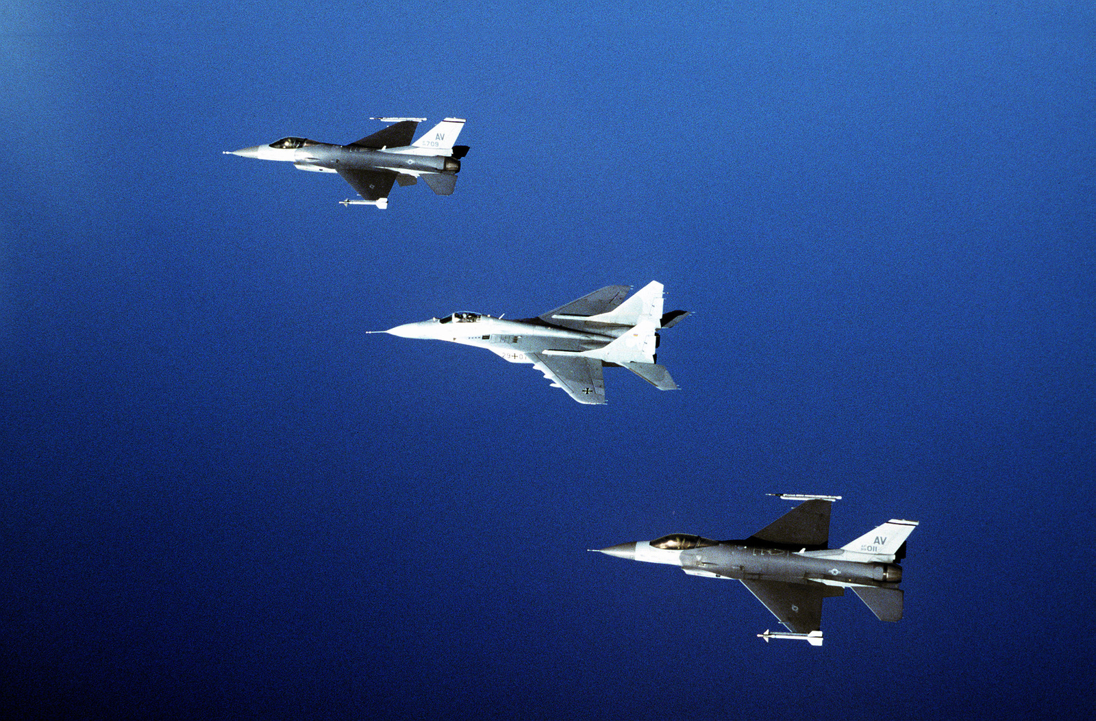 Pilotos de caças F-16 da USAF explicam como é um dogfight contra o MiG ...