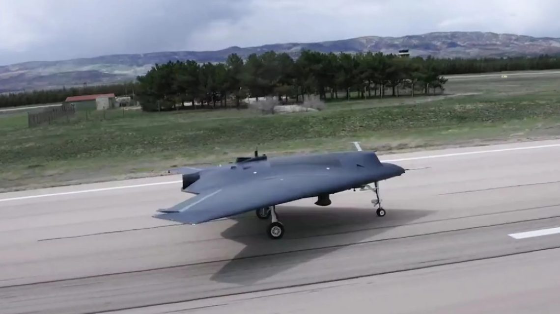 Primeiro drone de combate de asa voadora da Turquia fará o primeiro voo ...