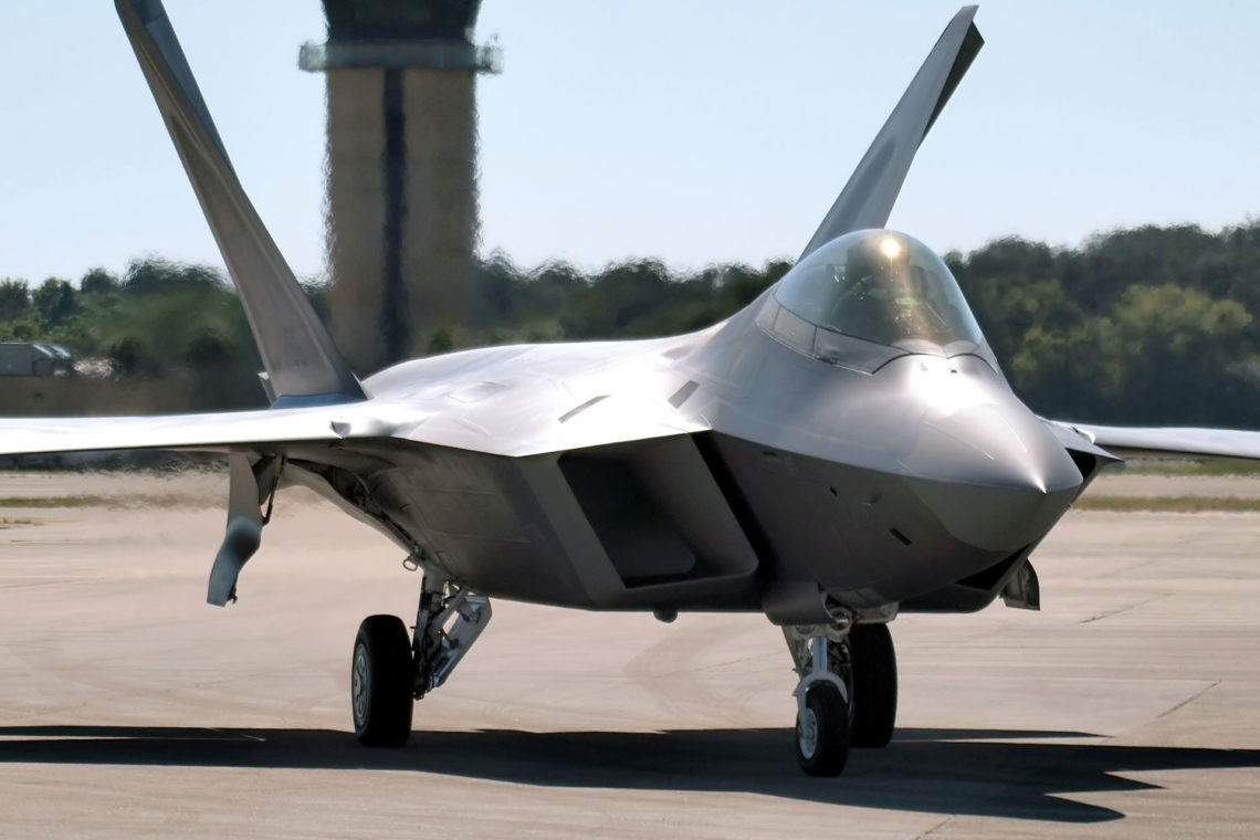 O que acontecerá com os F-22 mais antigos da USAF se o Congresso ...