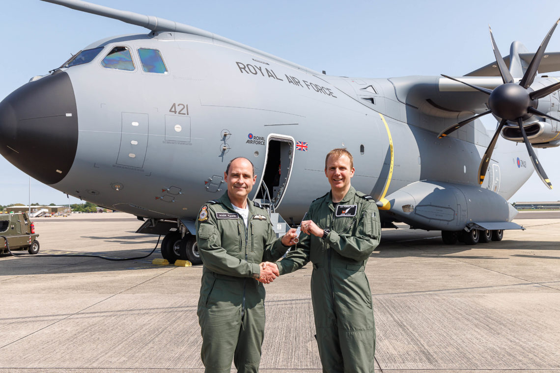 IMAGENS: RAF recebe sua última aeronave A400M – Cavok Brasil