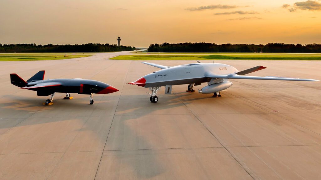 Primeiro MQ-28A Ghost Bat em uso pelos EUA é retratado com o MQ-25B ...