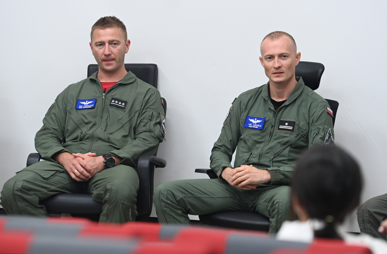 IMAGENS: Pilotos poloneses em transição de jatos soviéticos para os ...
