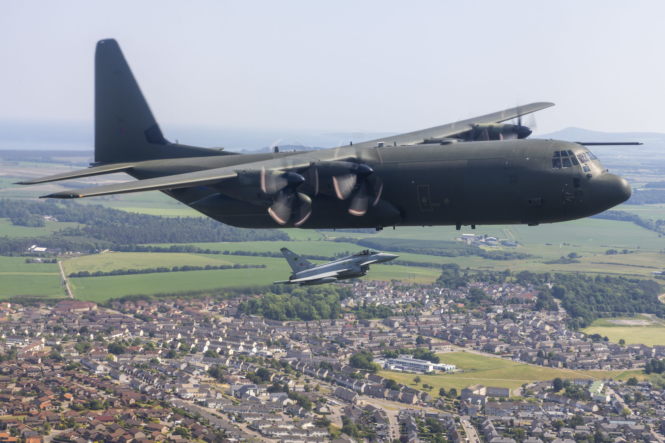 IMAGENS: Aeronaves C-130J completam seu sobrevoo de despedida da RAF – Cavok Brasil