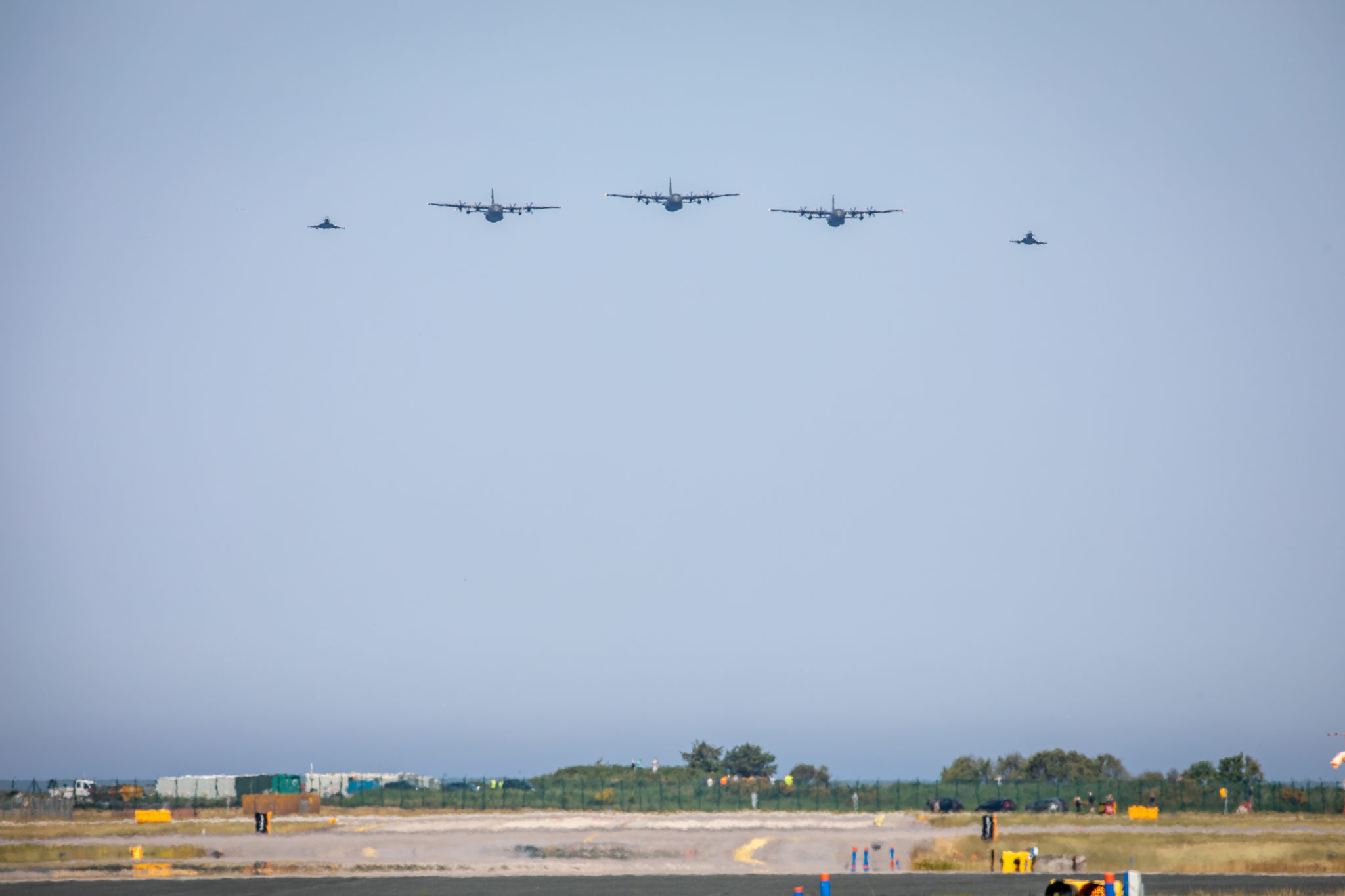IMAGENS: Aeronaves C-130J completam seu sobrevoo de despedida da RAF ...
