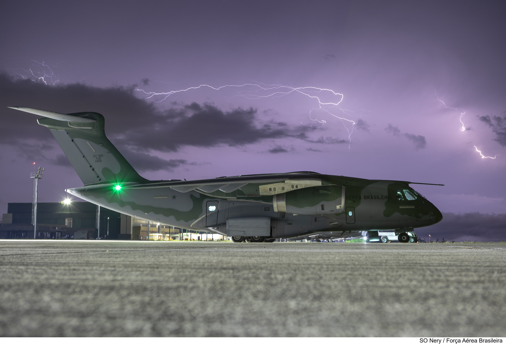 FAB: Esquadrão Zeus realiza primeira missão de REVO noturno do KC-390 ...