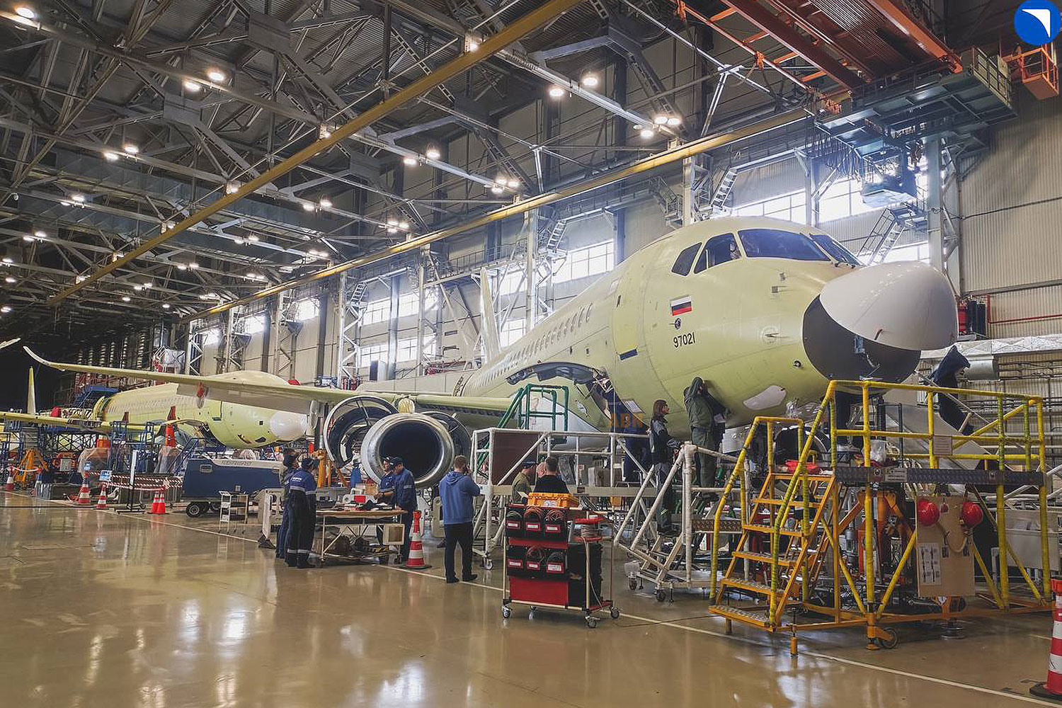 Aeronave russa SSJ-NEW é preparada para o primeiro voo, mas ainda com ...