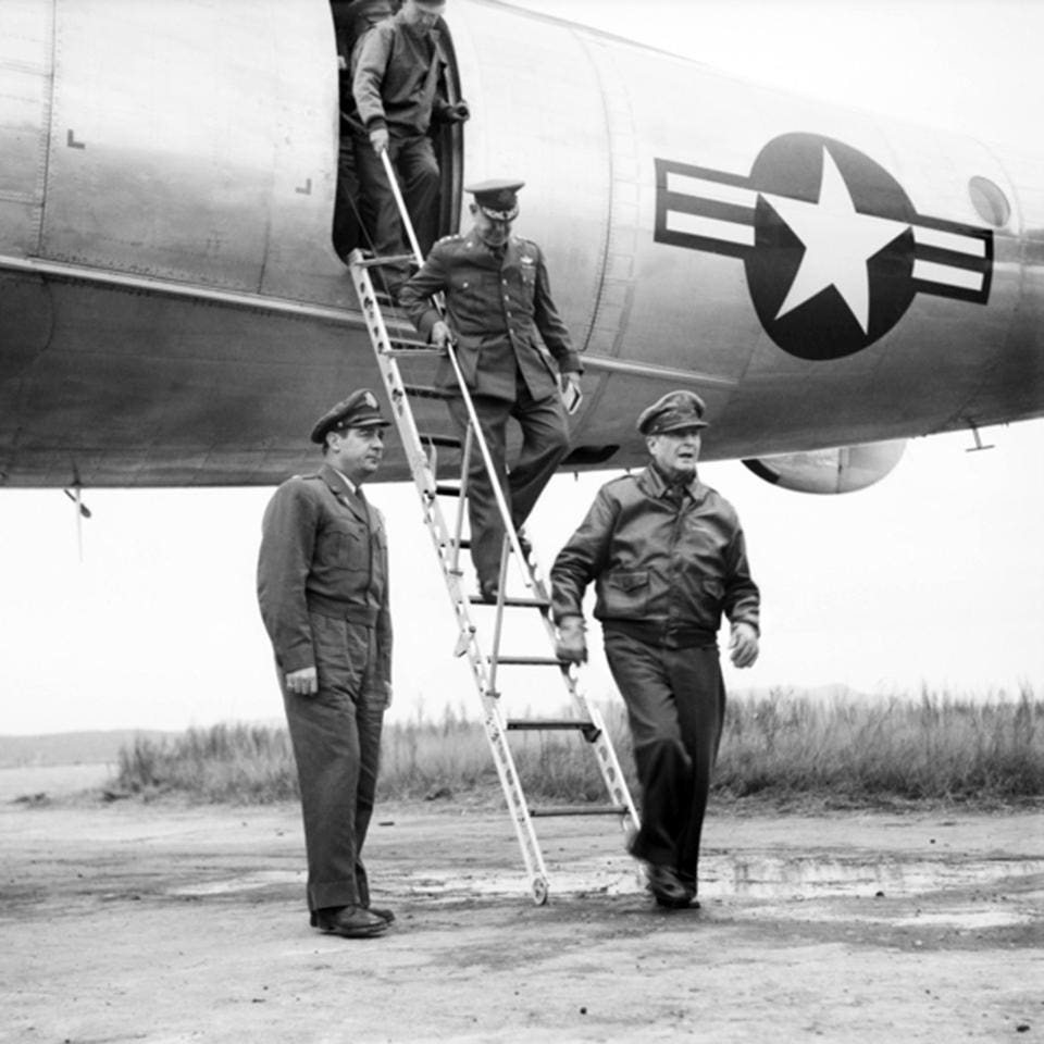 Após voltar a voar, Constellation ‘Bataan’ está sendo preparado para ...