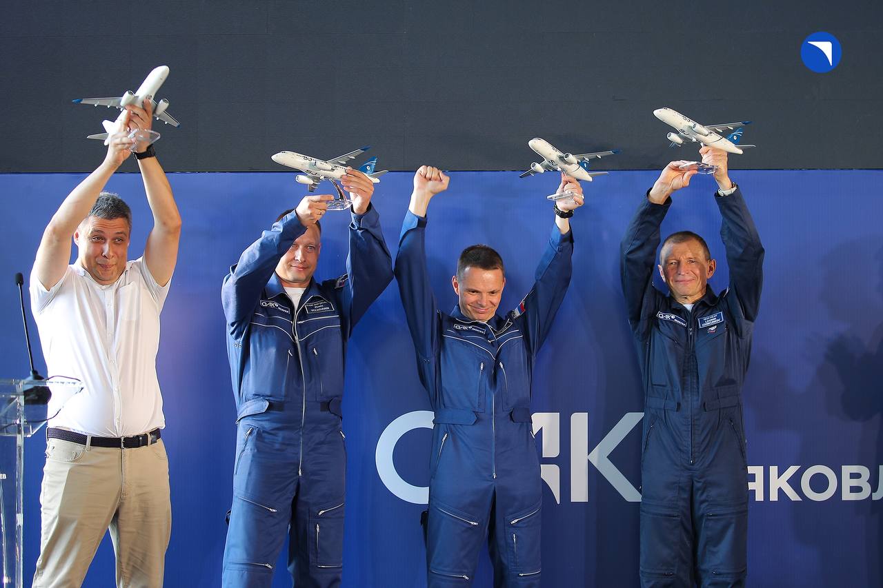 IMAGENS: Avião SSJ-100 “russificado” realiza seu primeiro voo – Cavok ...