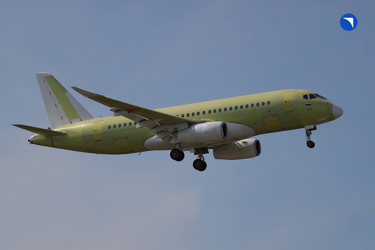 IMAGENS: Avião SSJ-100 “russificado” realiza seu primeiro voo – Cavok ...