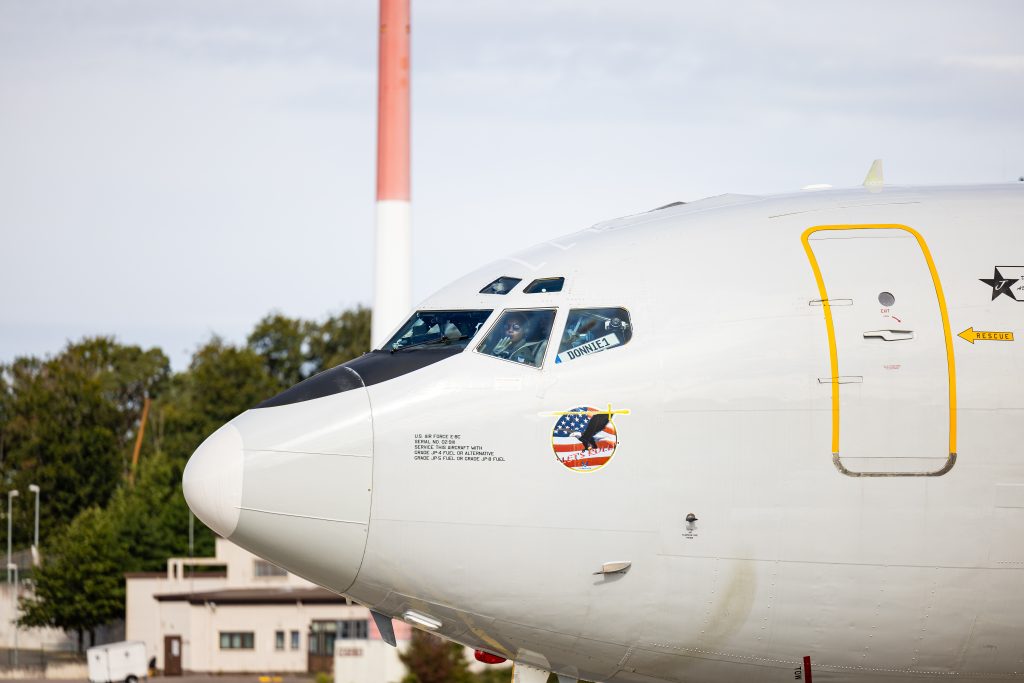 IMAGENS: E-8 JSTARS voa em sua última missão operacional antes da ...
