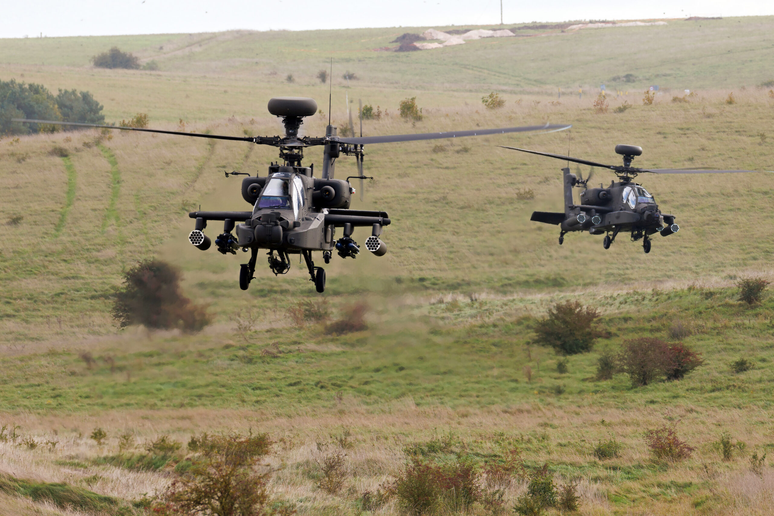 Novo helicóptero Apache do Exército Britânico passa no teste do campo ...