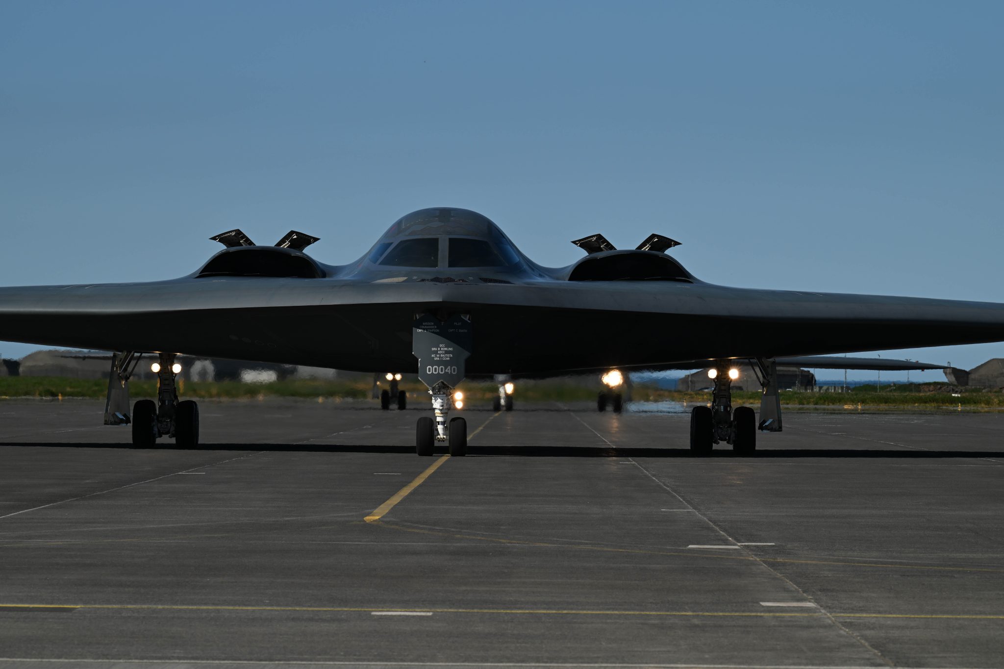 Nova imagem do B-21 Raider mostra misteriosos elementos verticais na ...