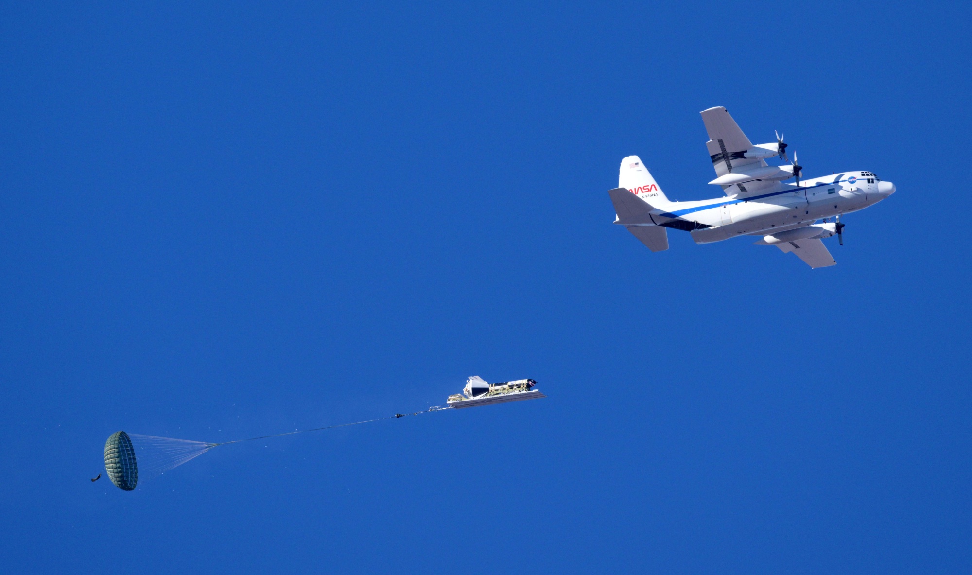 C-130H Hercules da NASA testa atualização do sistema de paraquedas da ...