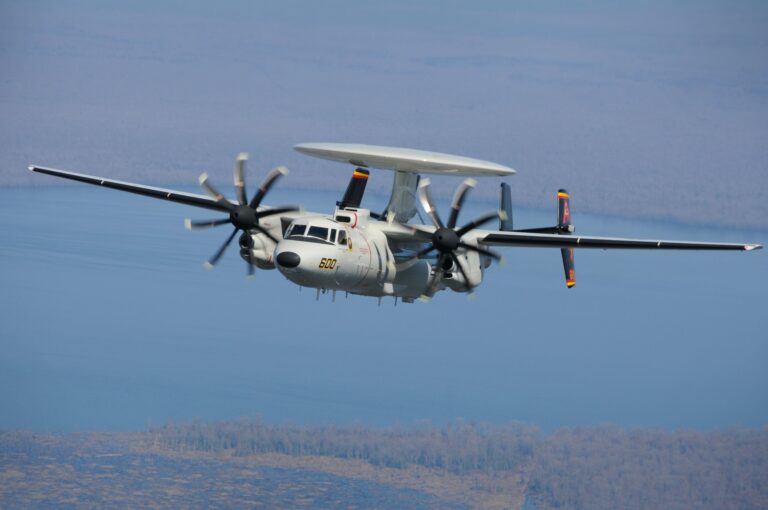 Lockheed Martin entrega 75º radar APY-9 para o E-2D Advanced Hawkeye ...