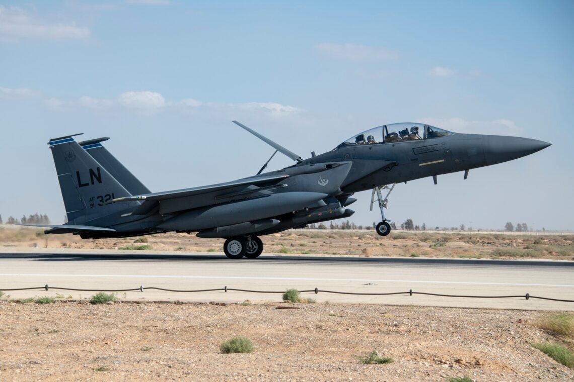 USAF lança ataques aéreos retaliatórios contra bases militares do ...