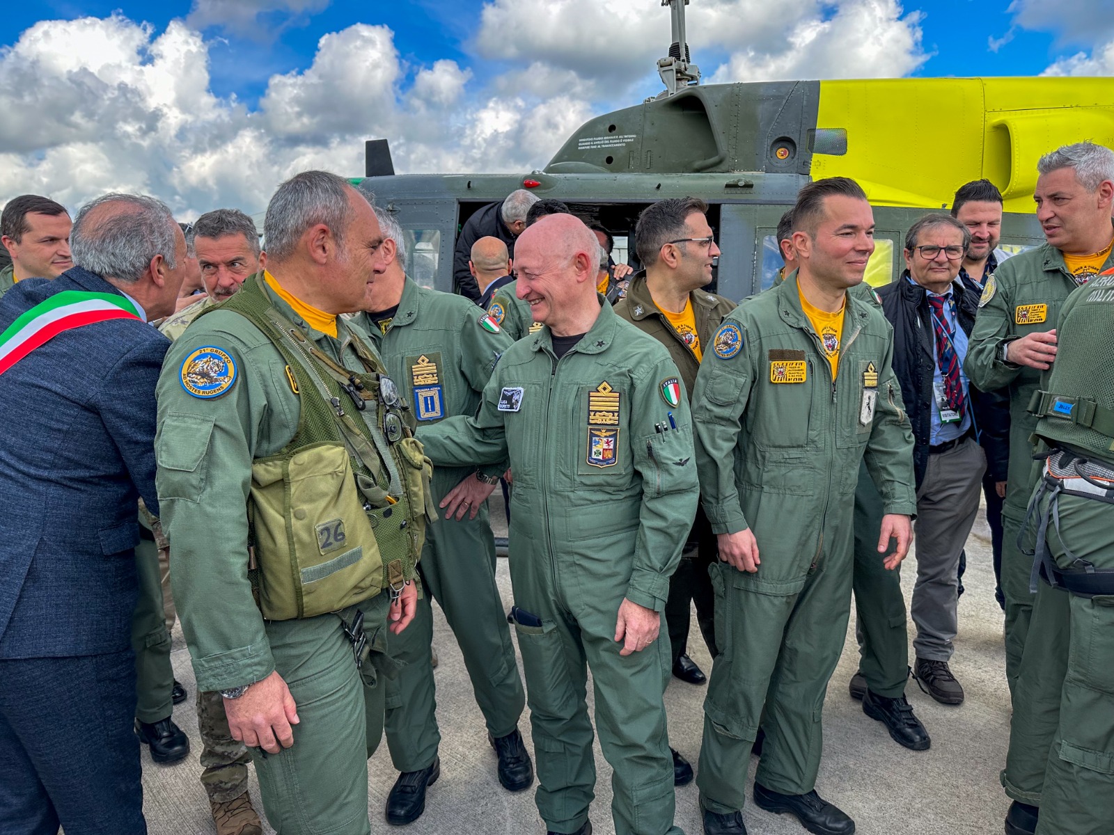 IMAGENS: Força Aérea Italiana se despede do helicóptero HH-212 após ...
