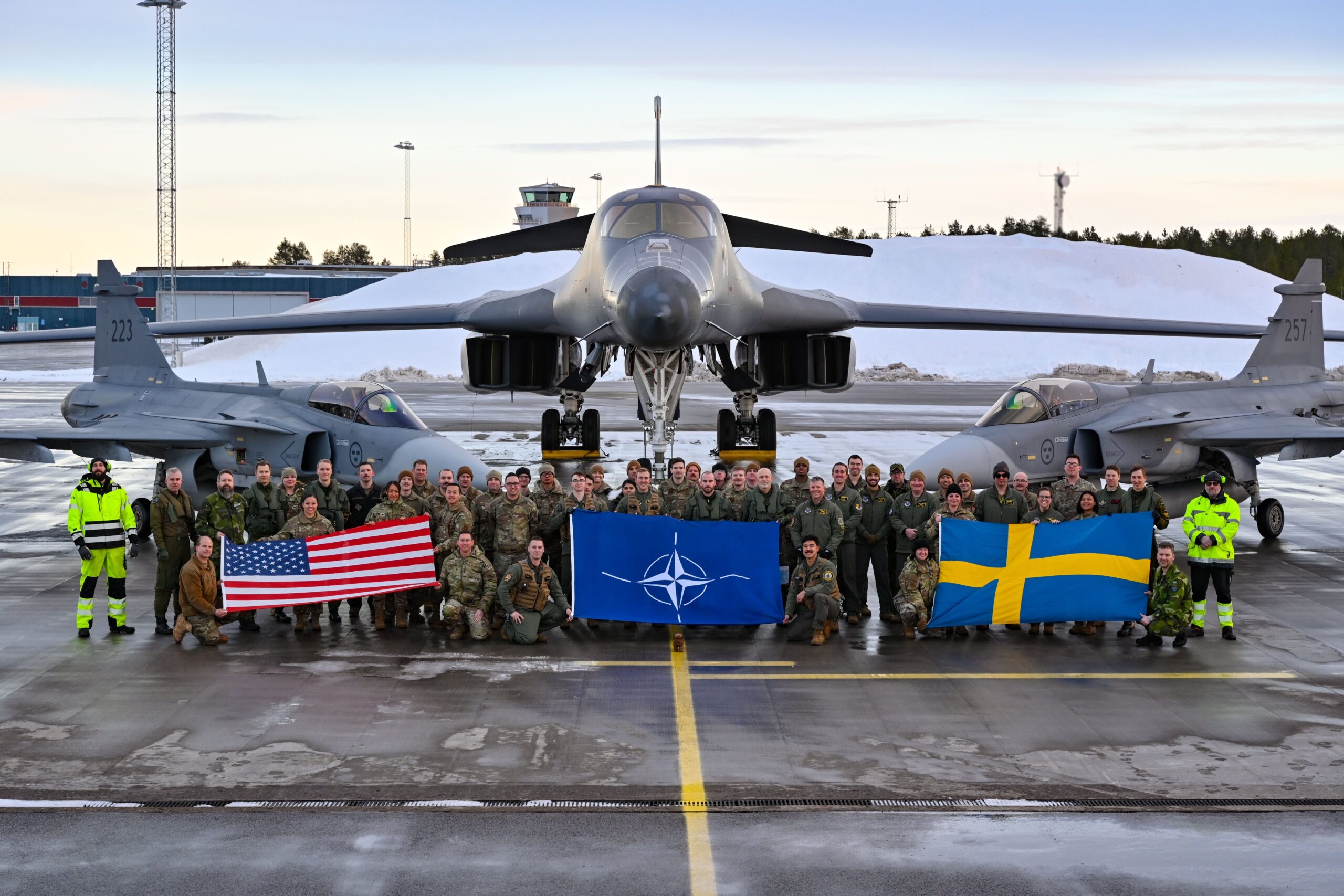 IMAGENS: Bombardeiros B-1B Lancer da USAF realizam treinamento com ...
