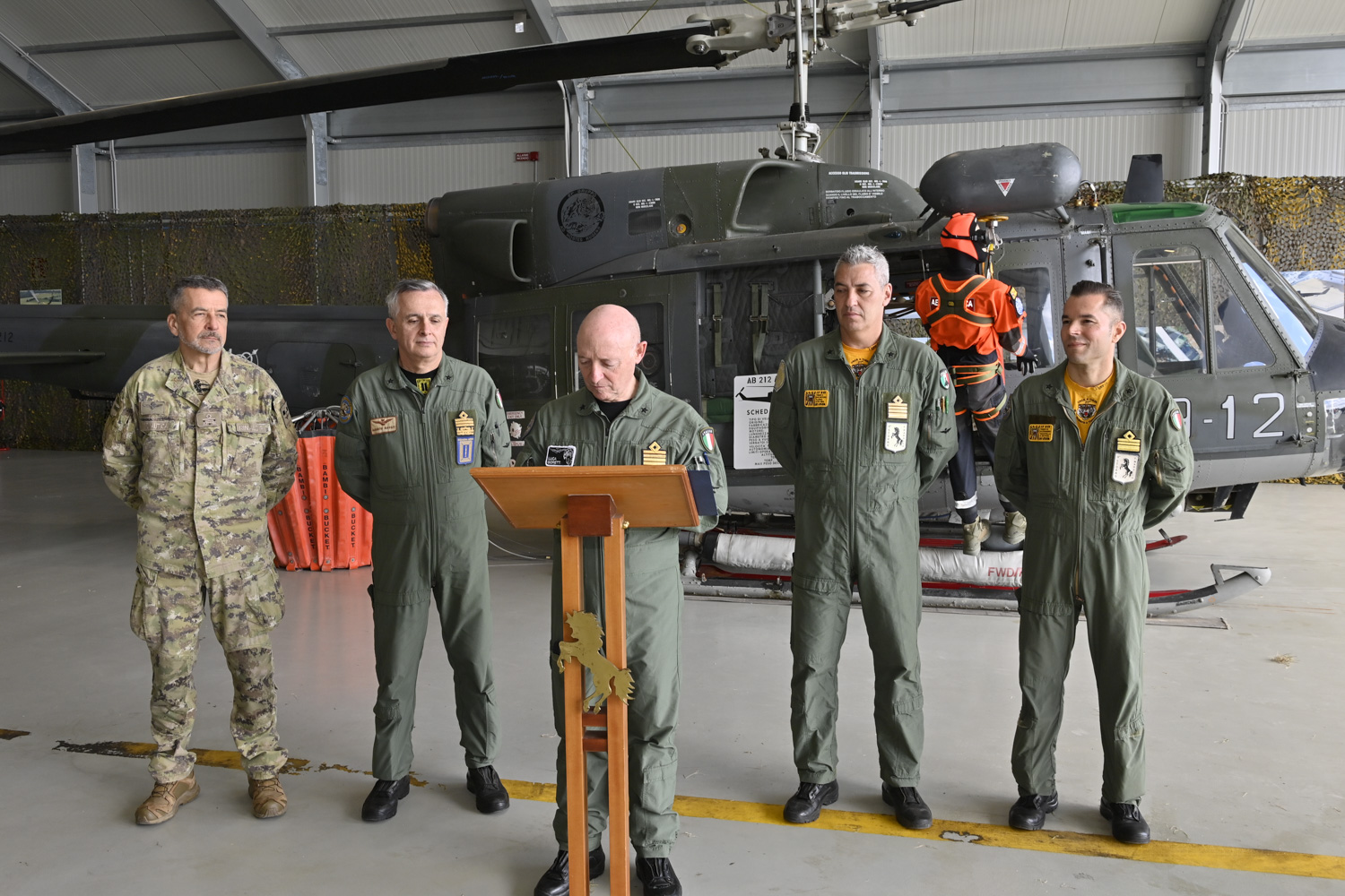 IMAGENS: Força Aérea Italiana se despede do helicóptero HH-212 após ...