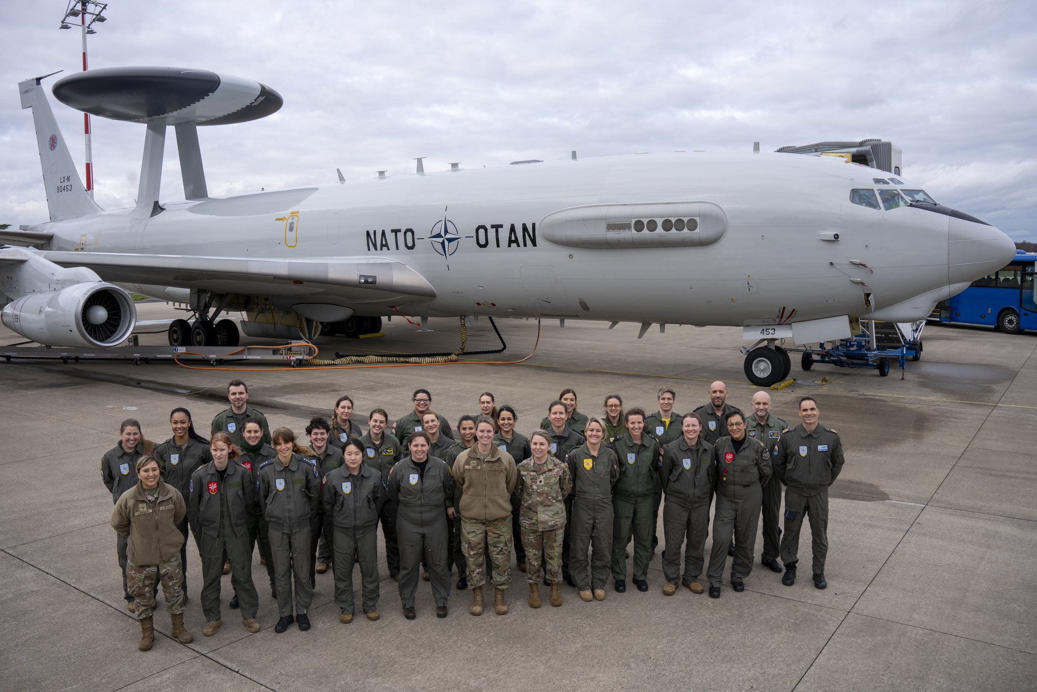 Primeira tripulação totalmente feminina de aeronave AWACS completa ...