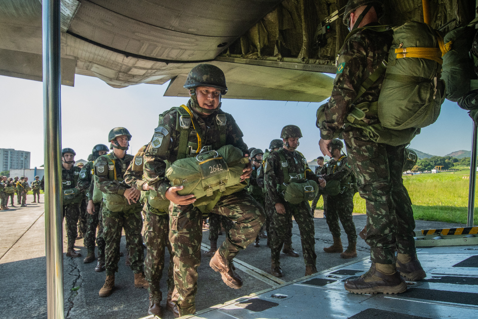 IMAGENS: Exército Brasileiro realiza último lançamento de paraquedistas ...