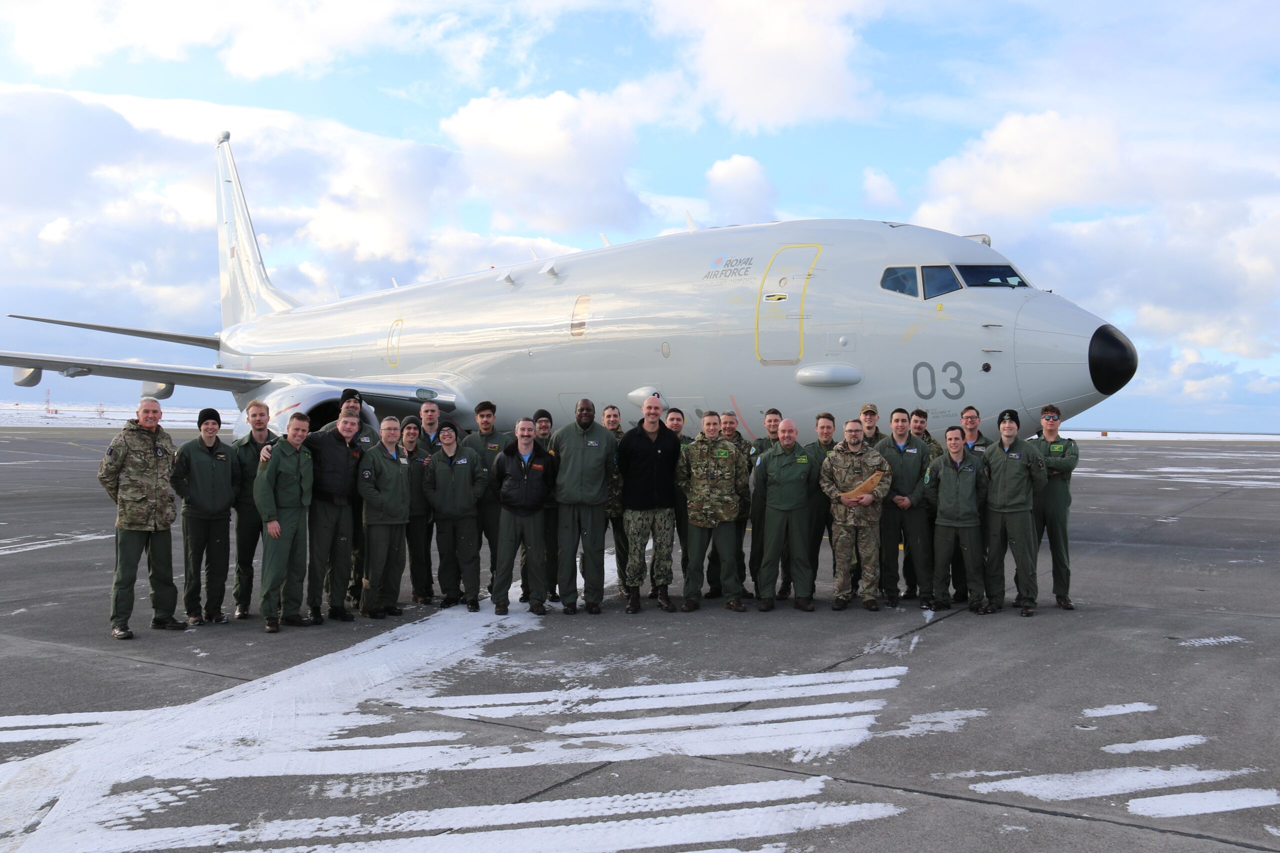 IMAGENS: Aeronave Poseidon da RAF realiza treinamento na Islândia ...