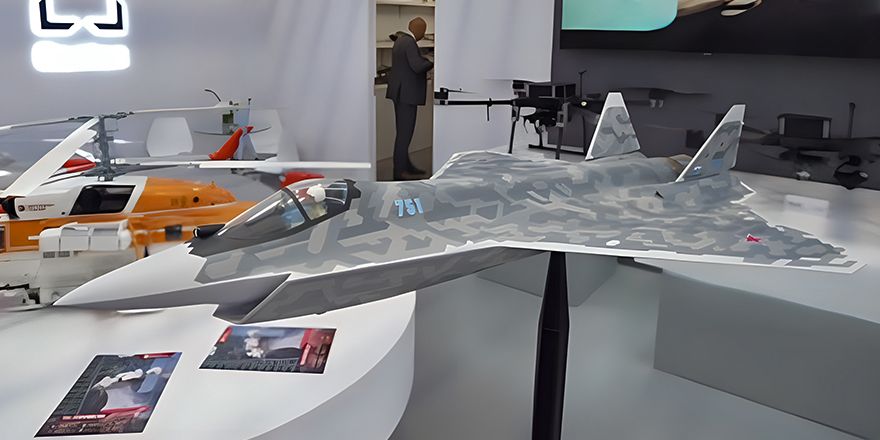 UAC apresenta um modelo da aeronave Su-75 Checkmate com parte frontal ...