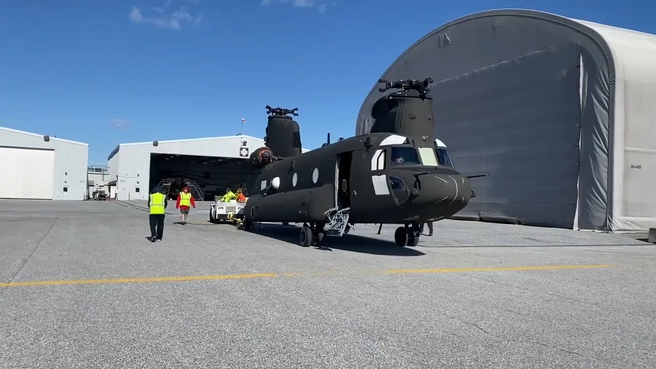 Entrega do primeiro helicóptero de produção CH-47F Block II do Exército ...