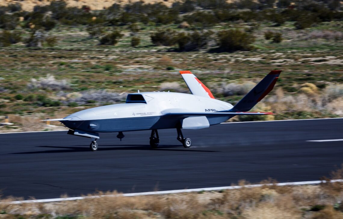 Veículo aéreo não tripulado XQ-67A da USAF realiza voo inaugural ...
