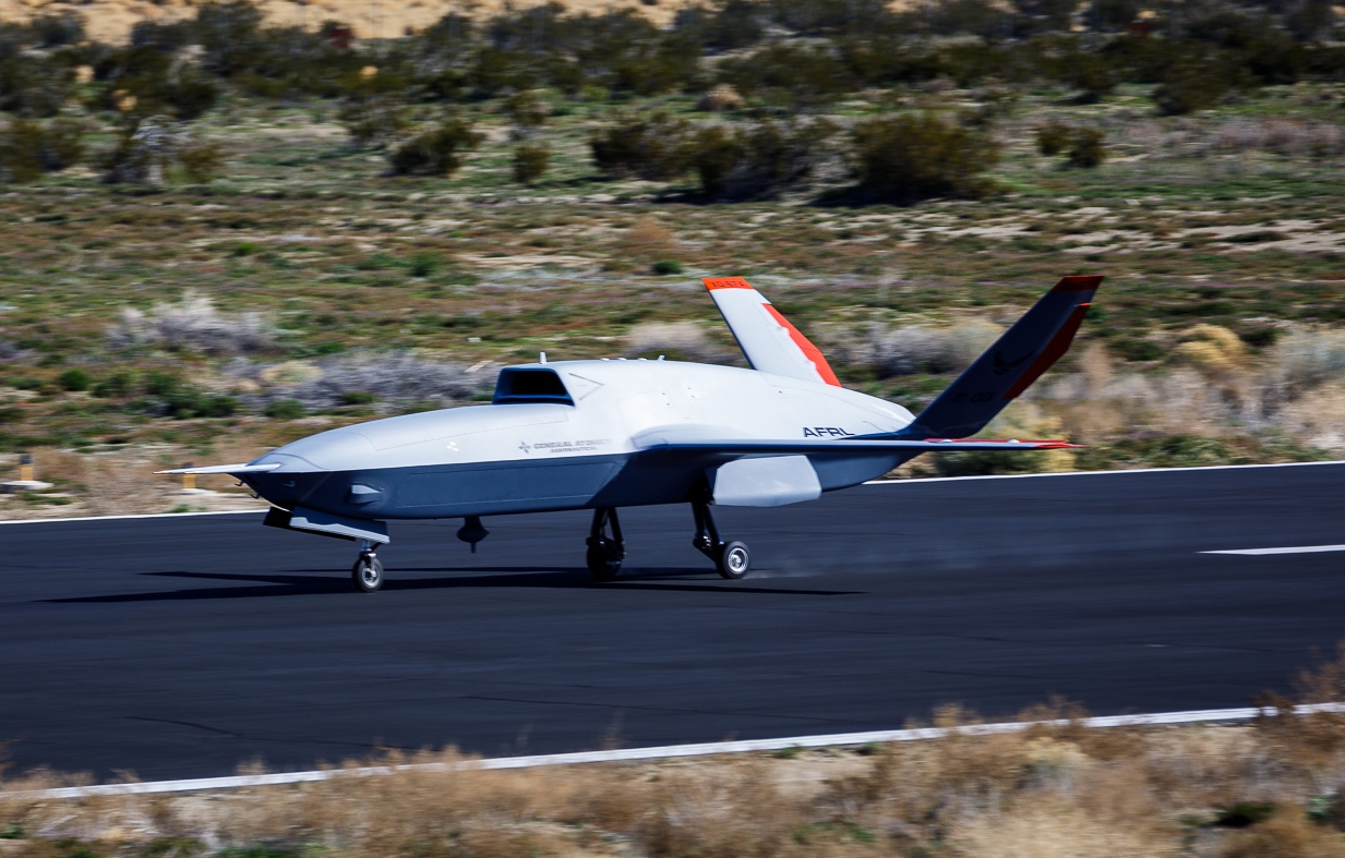 Veículo aéreo não tripulado XQ-67A da USAF realiza voo inaugural ...