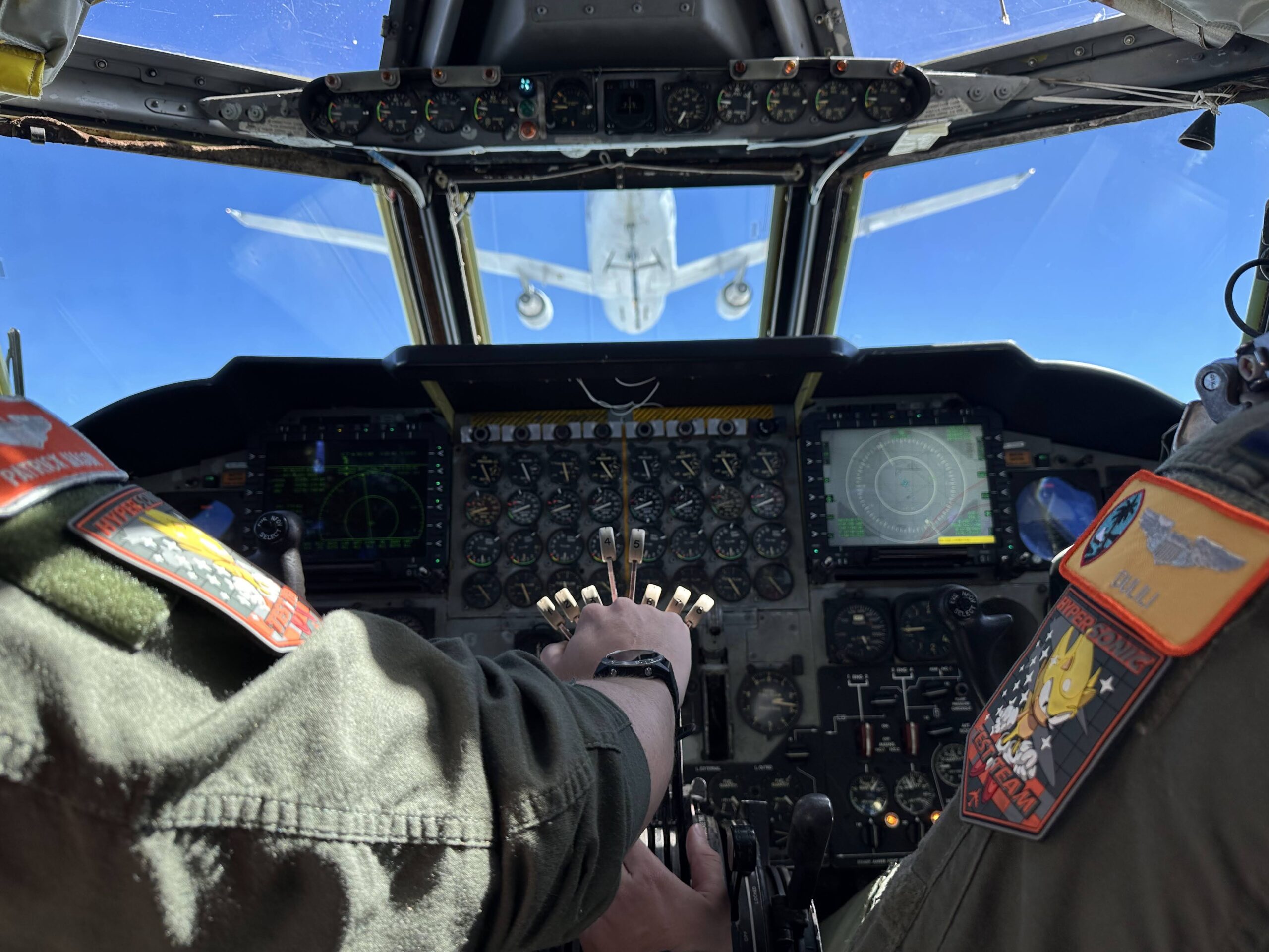 Reabastecedor aéreo comercial KDC-10 conclui primeiro REVO de B-52 e MC-130J da USAF – Cavok Brasil