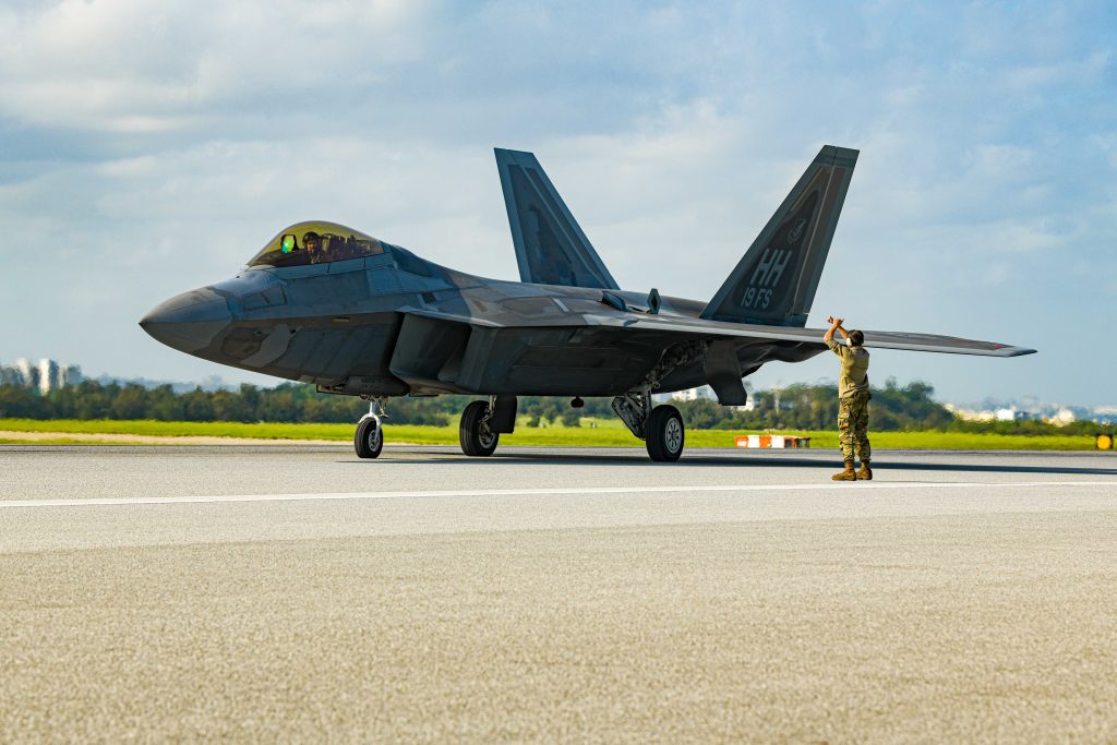 IMAGENS: Kadena dá as boas-vindas aos novos F-22 e F-16 com Elephant ...