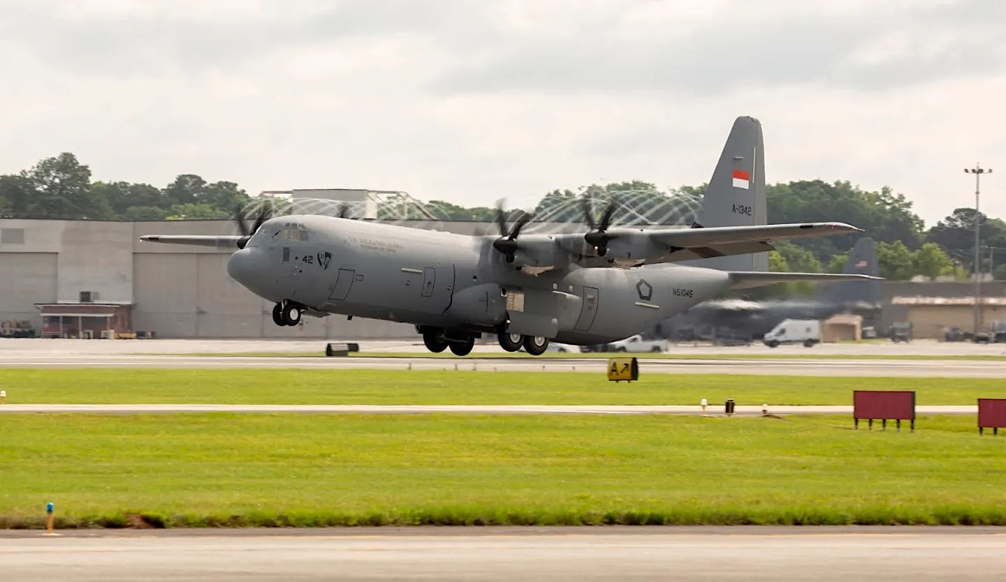 IMAGENS: Indonésia recebe a quinta e última aeronave C-130J-30 Super Hercules da Lockheed Martin ...