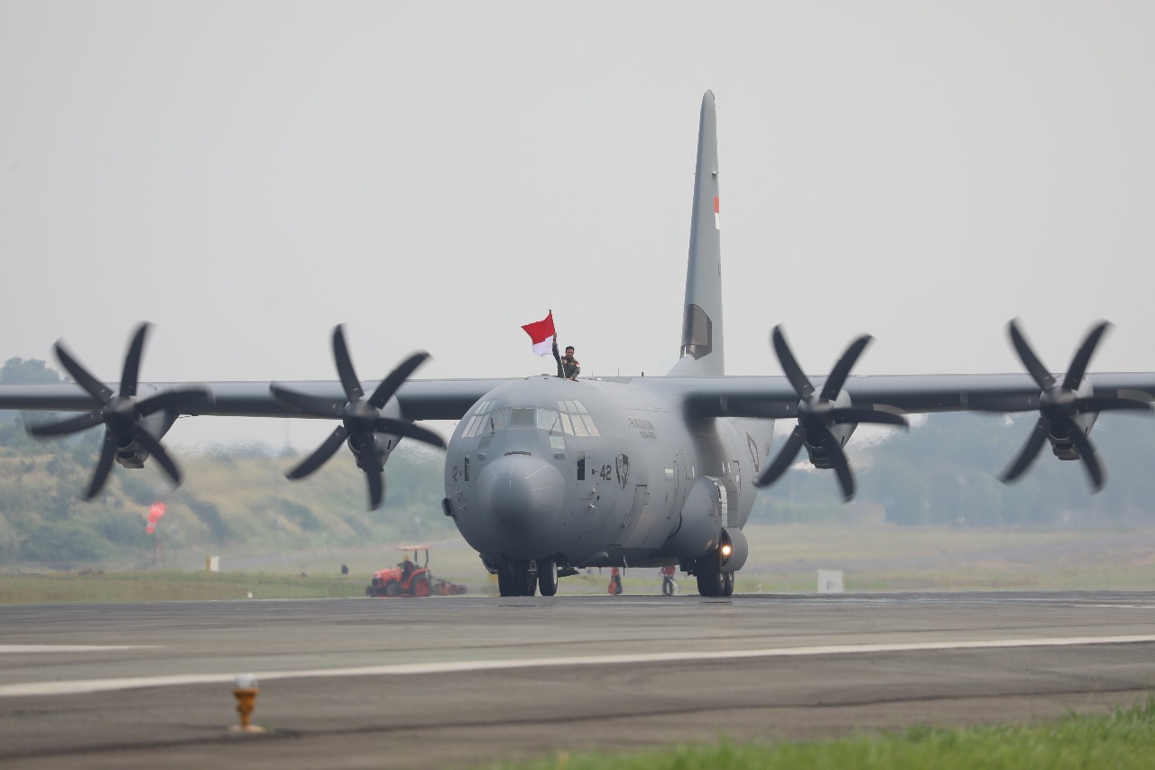 IMAGENS: Indonésia recebe a quinta e última aeronave C-130J-30 Super ...