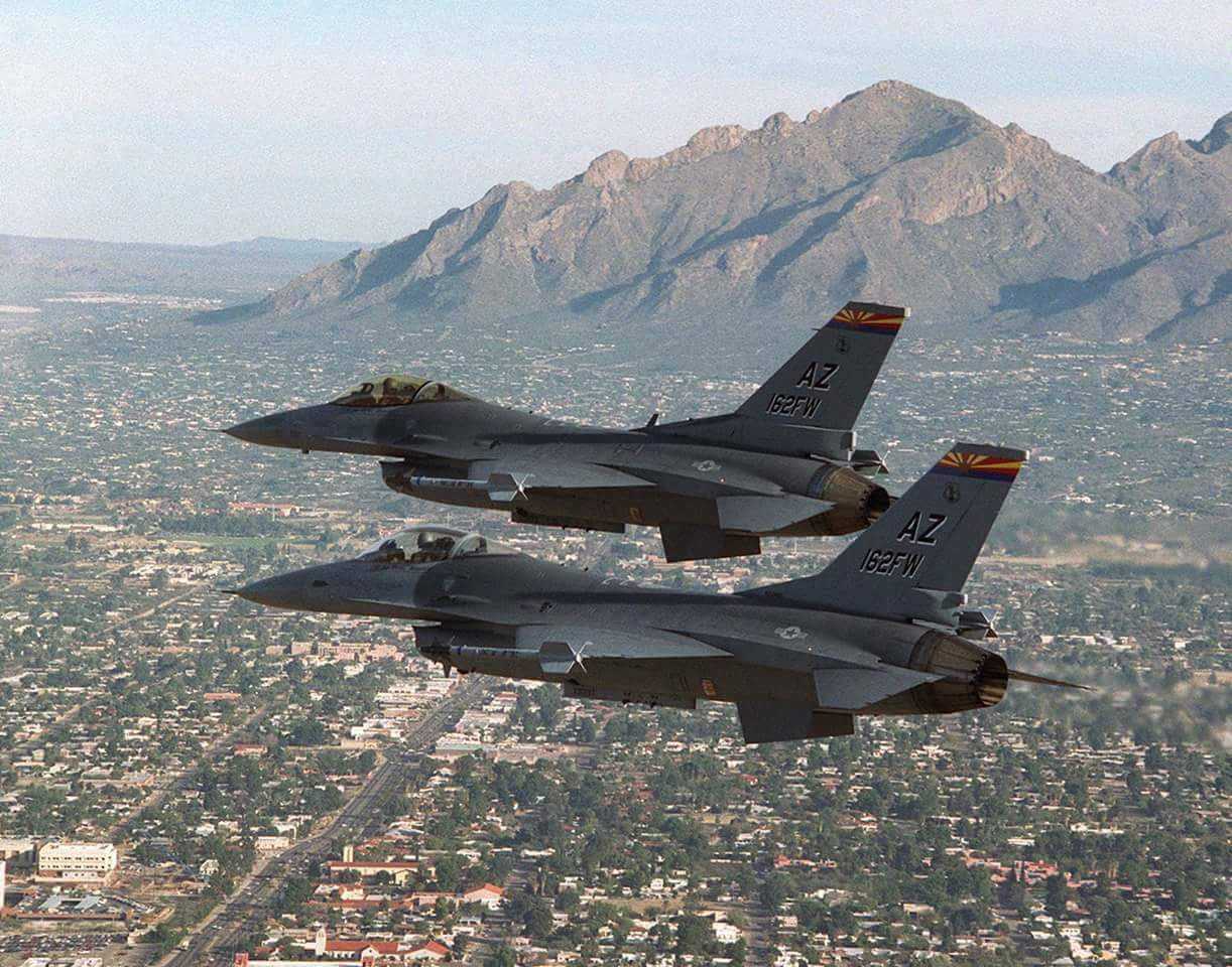 Primeiros pilotos ucranianos concluem treinamento em caças F-16 nos EUA ...