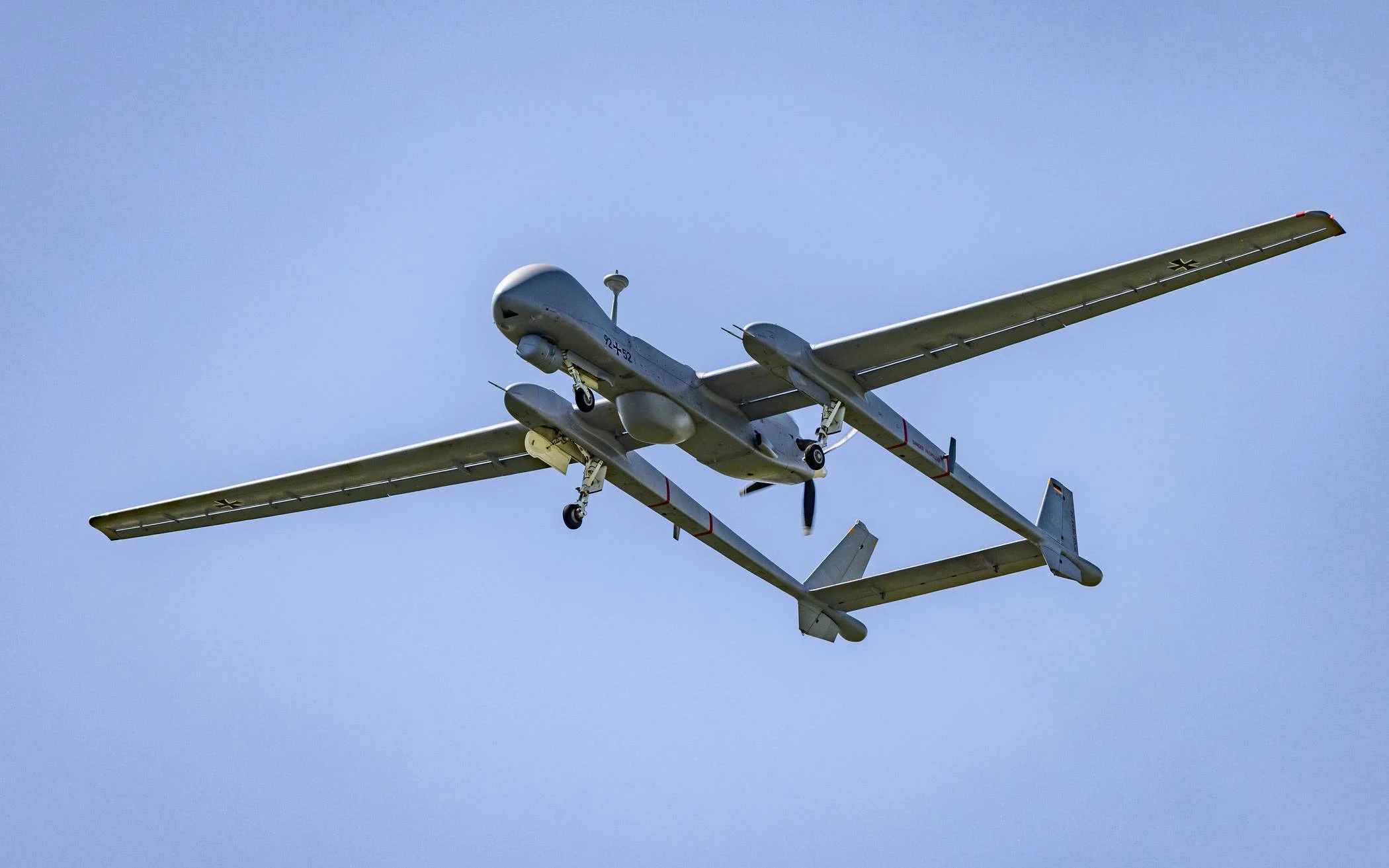 Drone Heron TP fabricado em Israel realiza primeiro voo sobre a ...