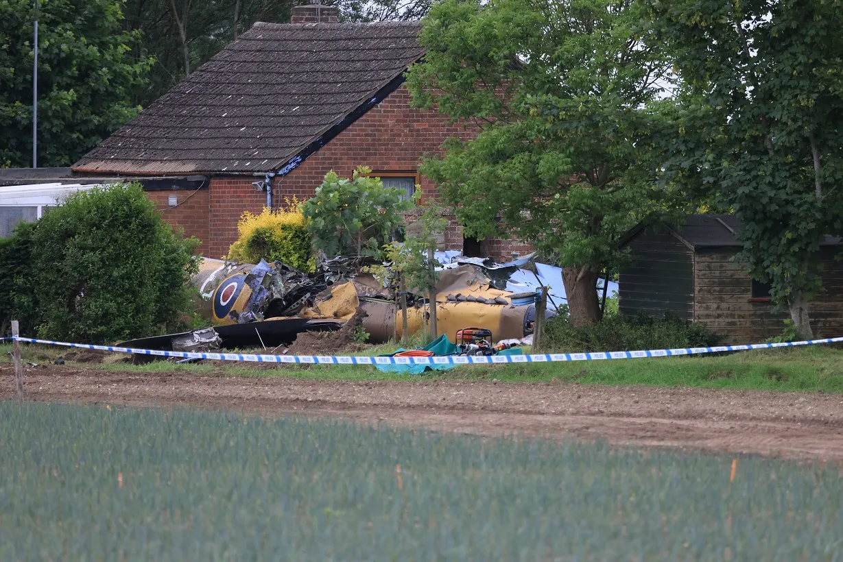 Piloto da RAF morre após acidente com Spitfire da Segunda Guerra ...