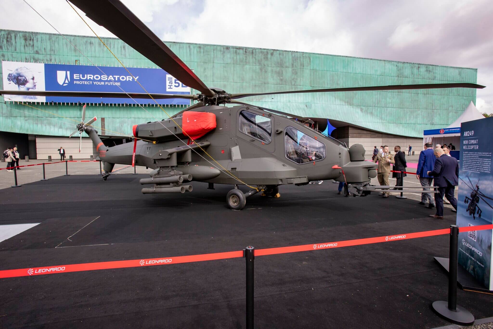 Helicóptero Leonardo AW249 ‘Fenice’ faz estreia pública internacional ...