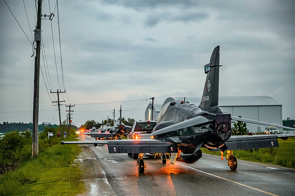 Aposentados jatos canadenses CT-155 Hawk continuarão servindo como ...